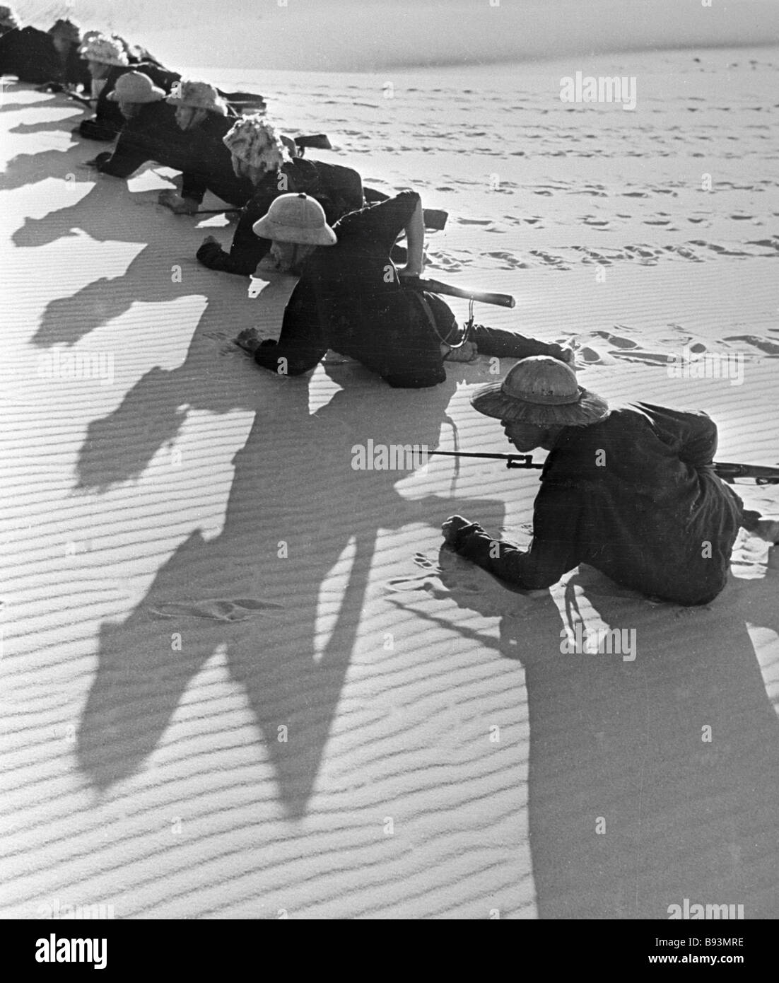 Militiamen undergoing combat training Stock Photo - Alamy