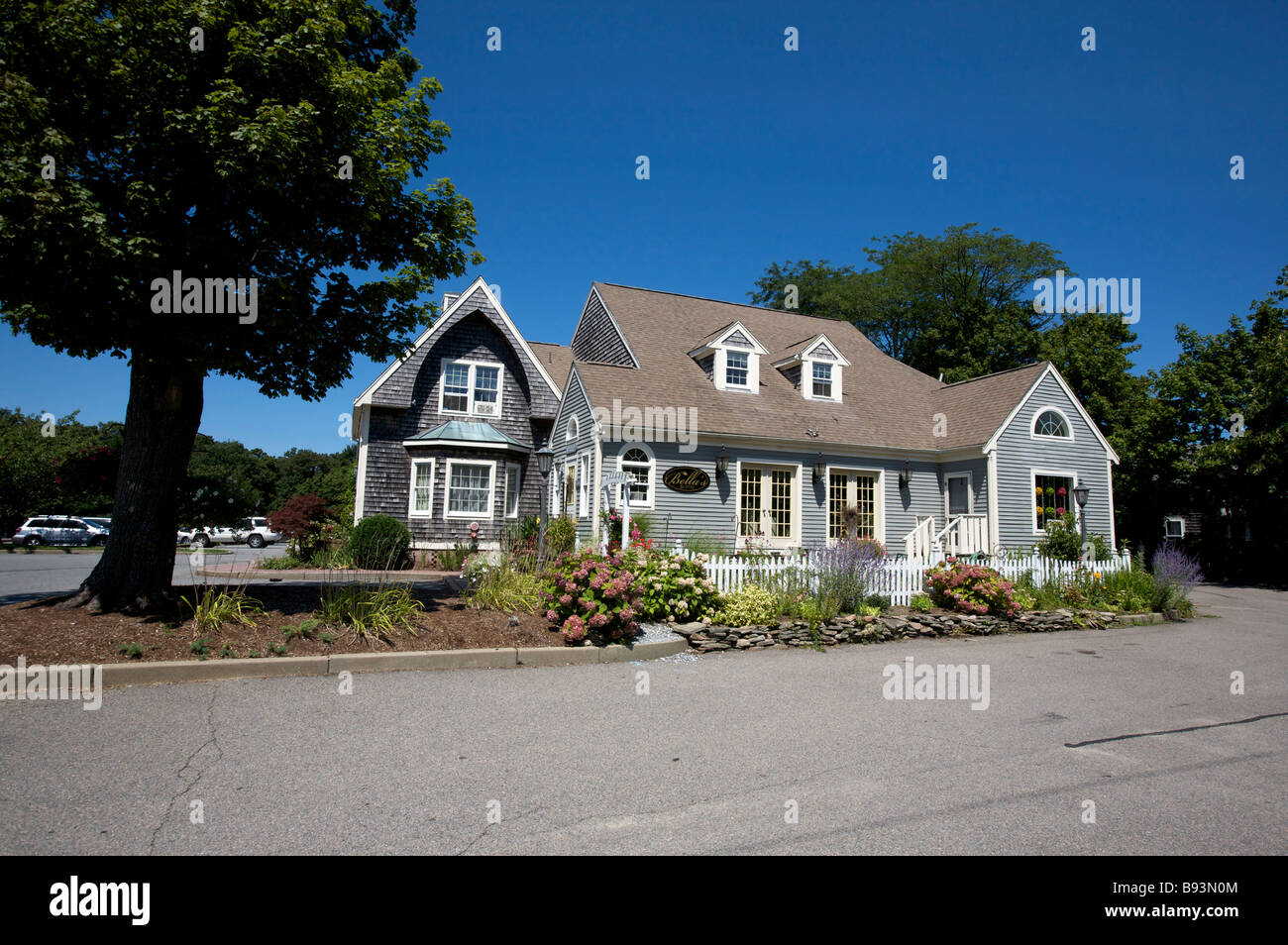 Cape cod style home hi-res stock photography and images - Alamy