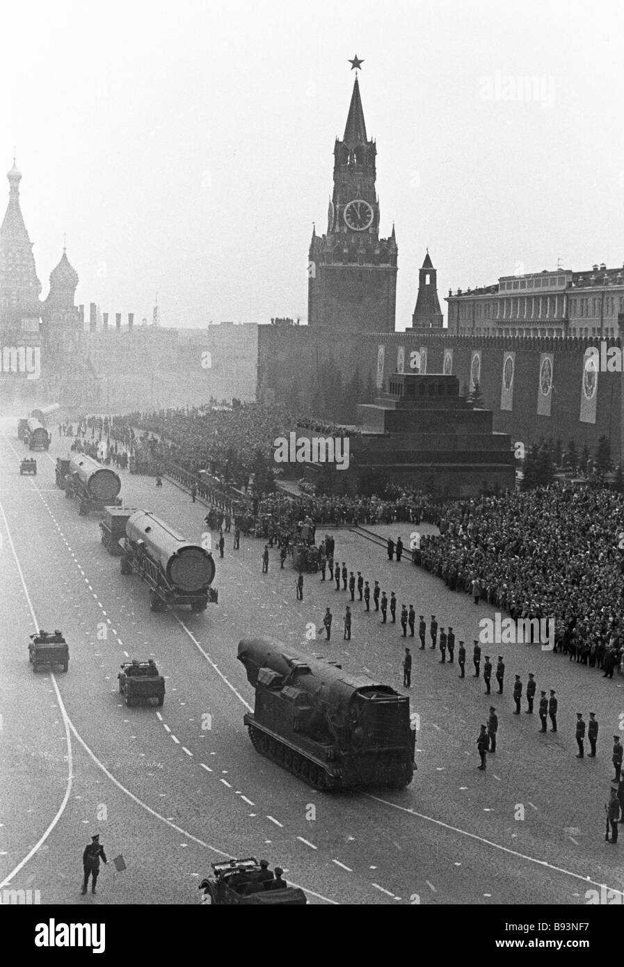 Parade on Red Square on the 20th anniversary of victory over Nazi ...
