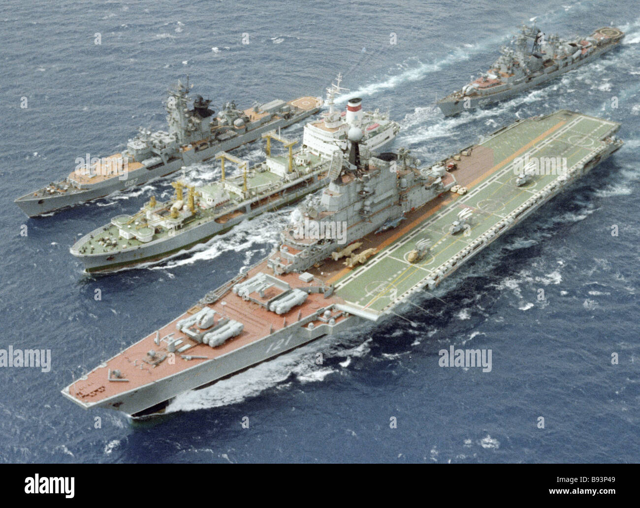 Warship refueling at sea Stock Photo - Alamy