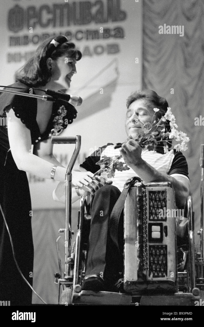 Spectator presents flowers to blind actor during All Russian Festival ...