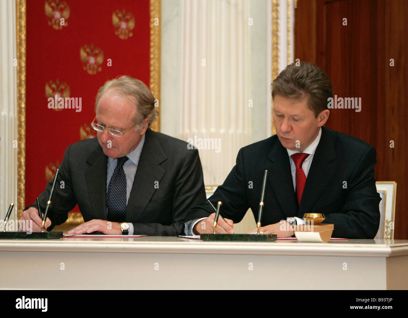 From left to right ENI CEO Paolo Scaroni and Gazprom chief Aleksei ...