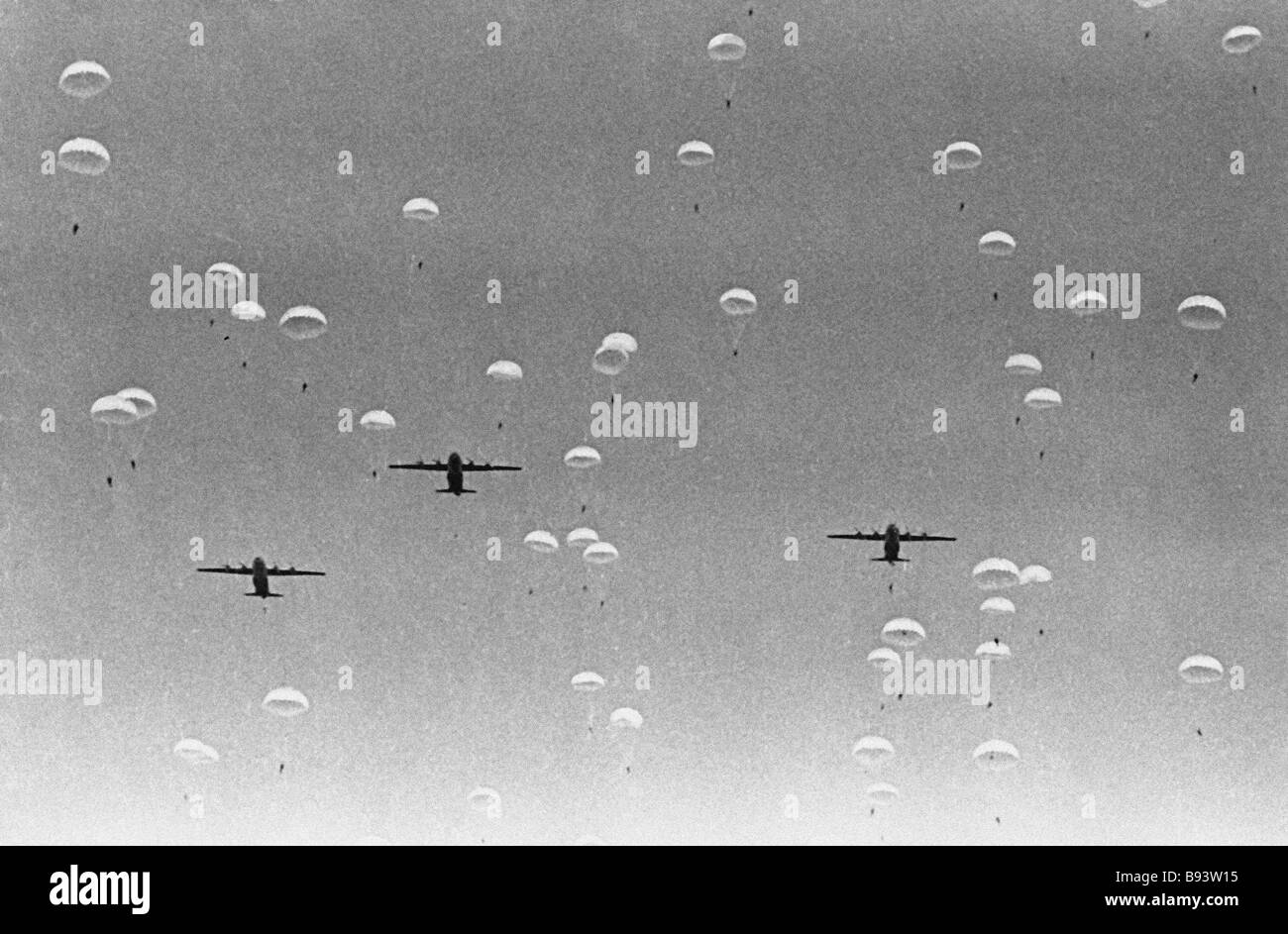 An airborne landing force Stock Photo - Alamy