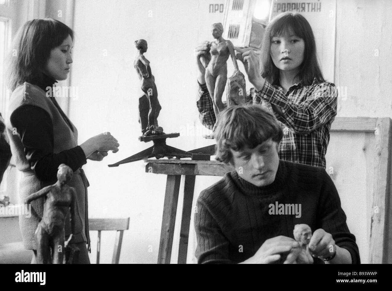 Modeling lessons at a cultural center Stock Photo - Alamy