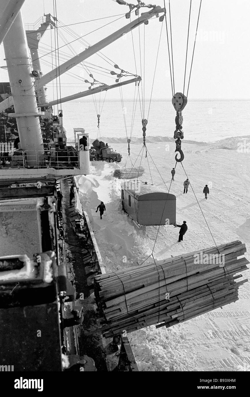 Unloading Pioner Yakutii Yakut Pioneer vessel the first vessel to reach ...