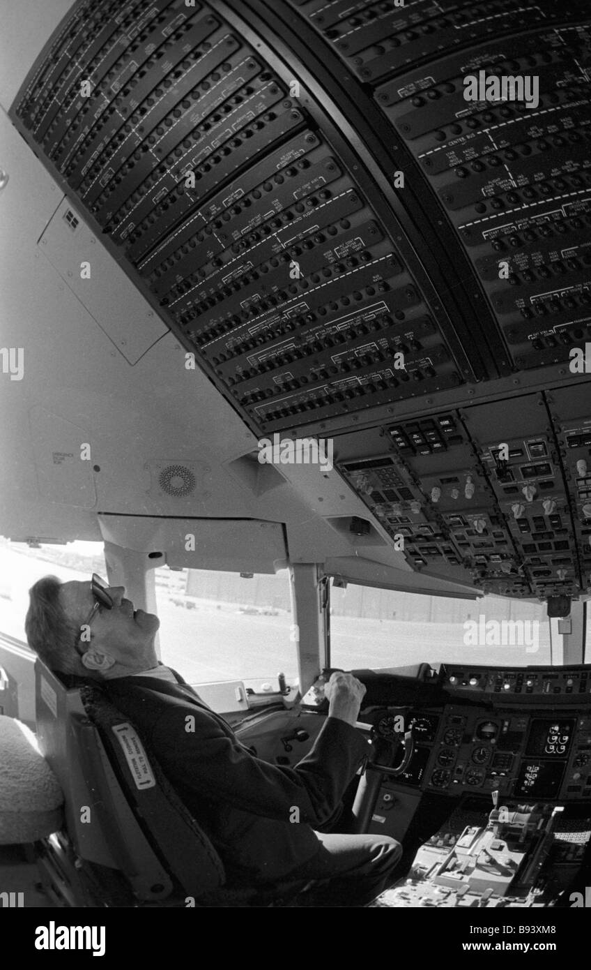 Pilot in the Boeing 757 cockpit at rest after landing Stock Photo - Alamy