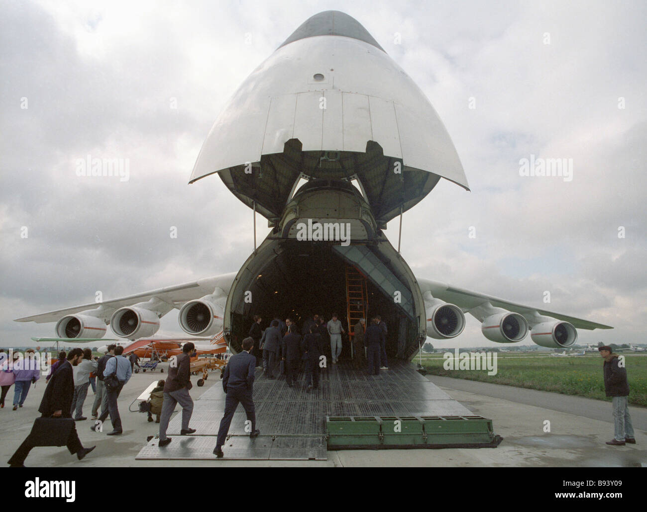 The Antonov An 225 Mriya Cossack super heavy cargo plane Stock Photo ...