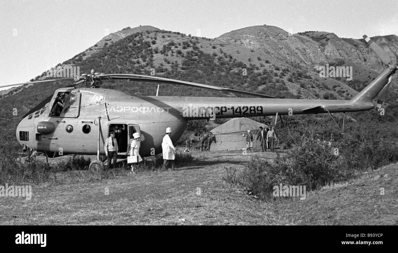 A team of ambulancemen stepping out of a helicopter Stock Photo - Alamy