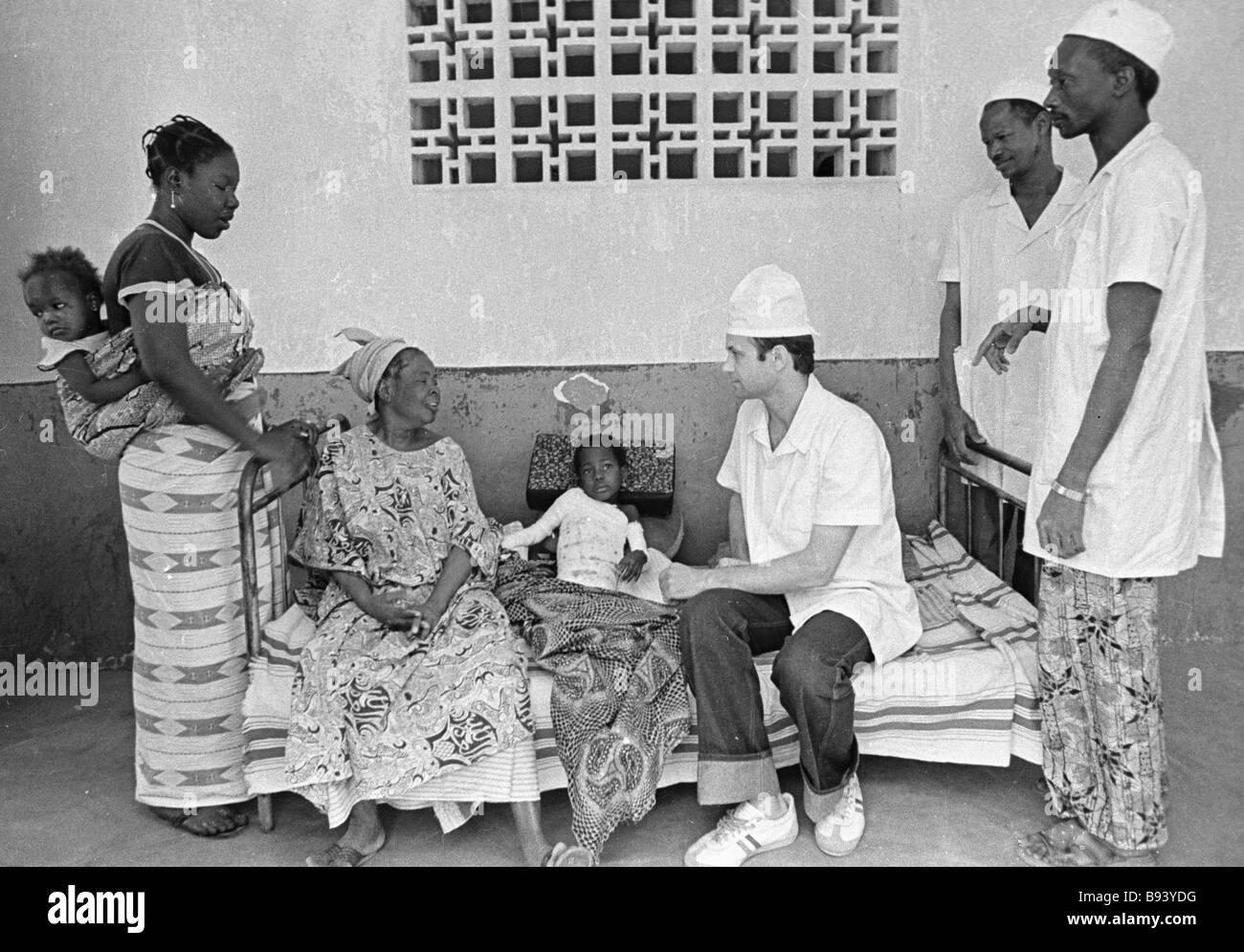 A Soviet surgeon examines a sick child in a hospital of Segou Stock ...