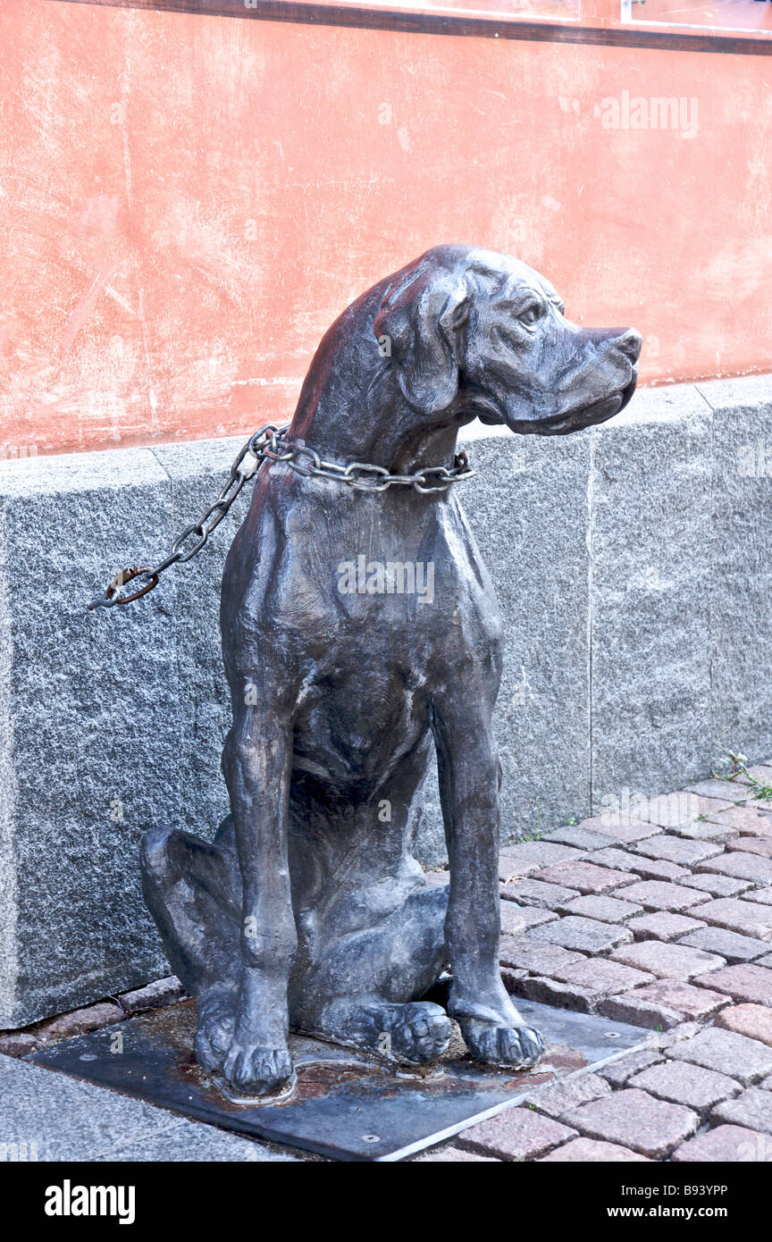 Watchdog statue guarding an entrance into a boutique Stock Photo - Alamy