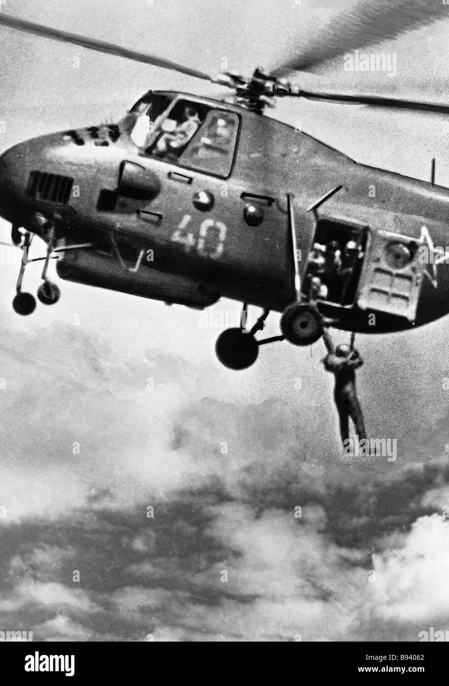 A parachutist jumping out of the helicopter Stock Photo - Alamy