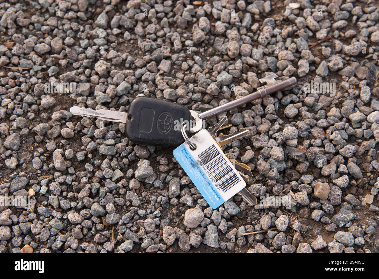A set of lost car and house keys on the ground Stock Photo - Alamy