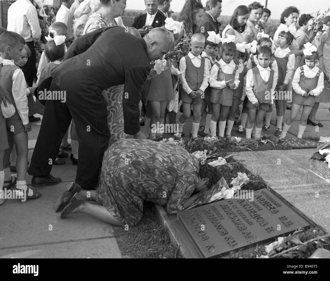 Woman Crying Grave High Resolution Stock Photography and Images - Alamy