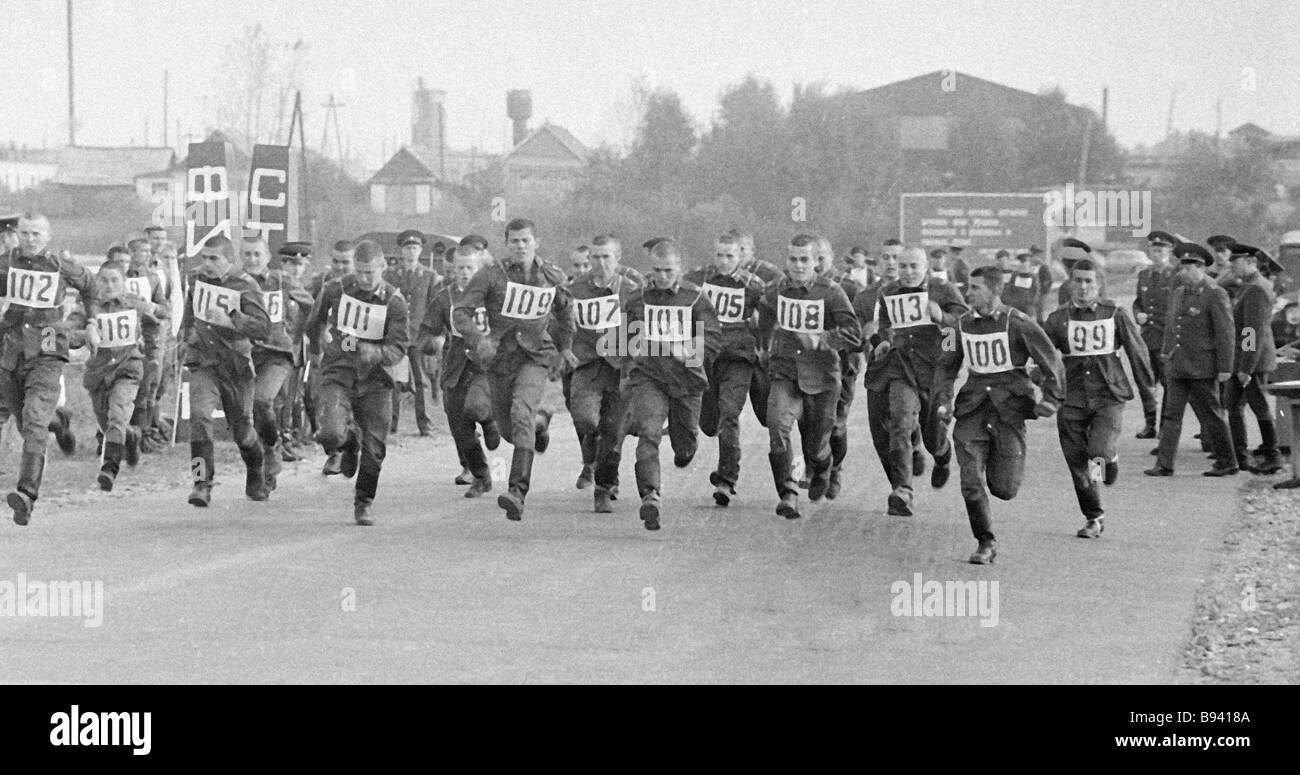 A military unit soldiers take the running standards test Stock Photo ...