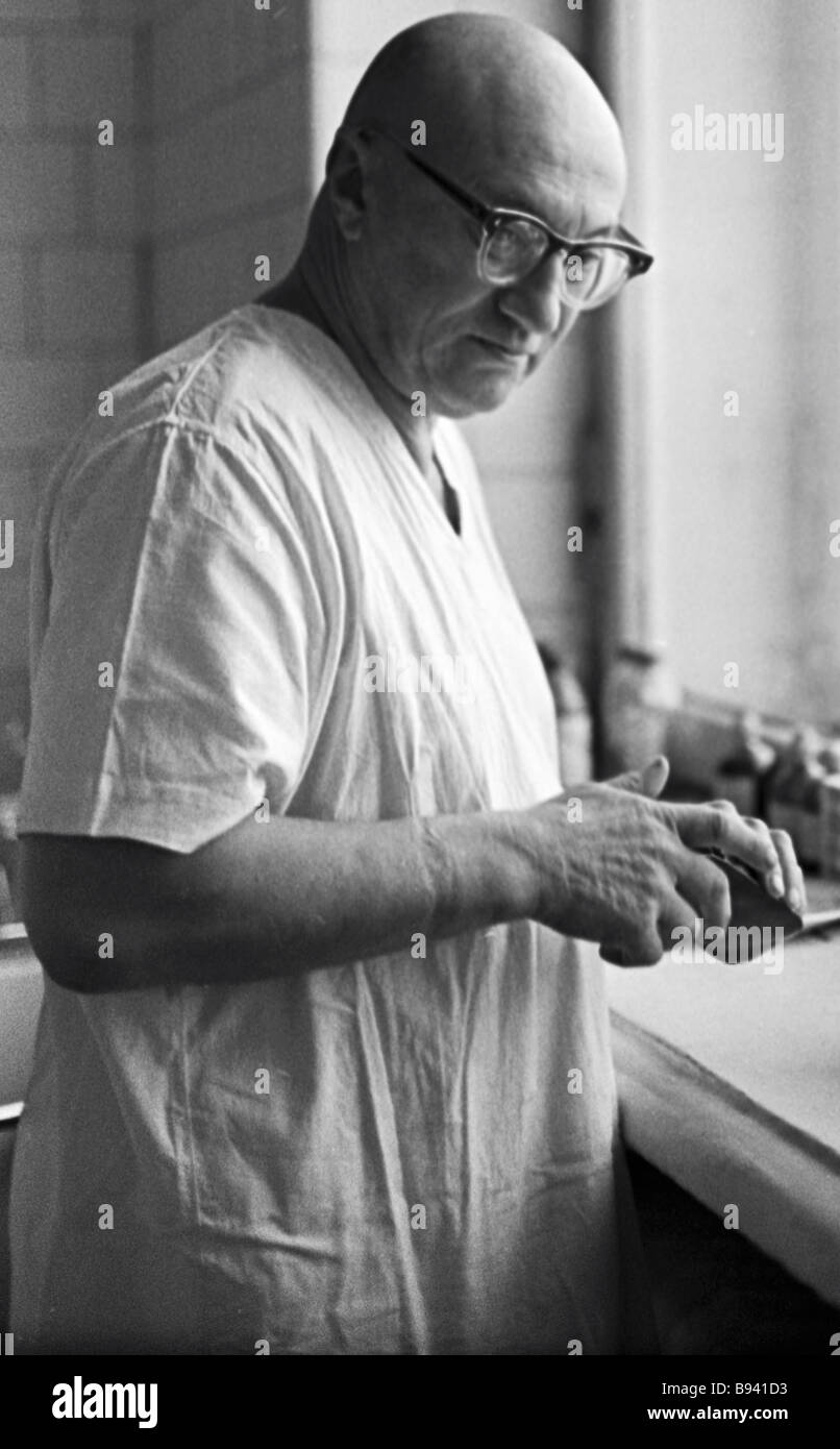 Professor Alexander Vishnevsky in the operating room of the Vishnevsky ...