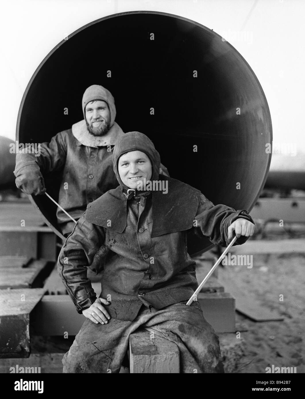 Welders assembling a gas pipeline Stock Photo - Alamy