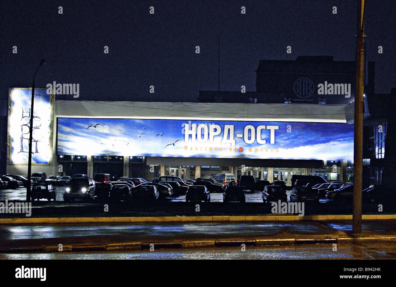 Chechen gunmen burst into the Dubrovka theater center taking the cast ...