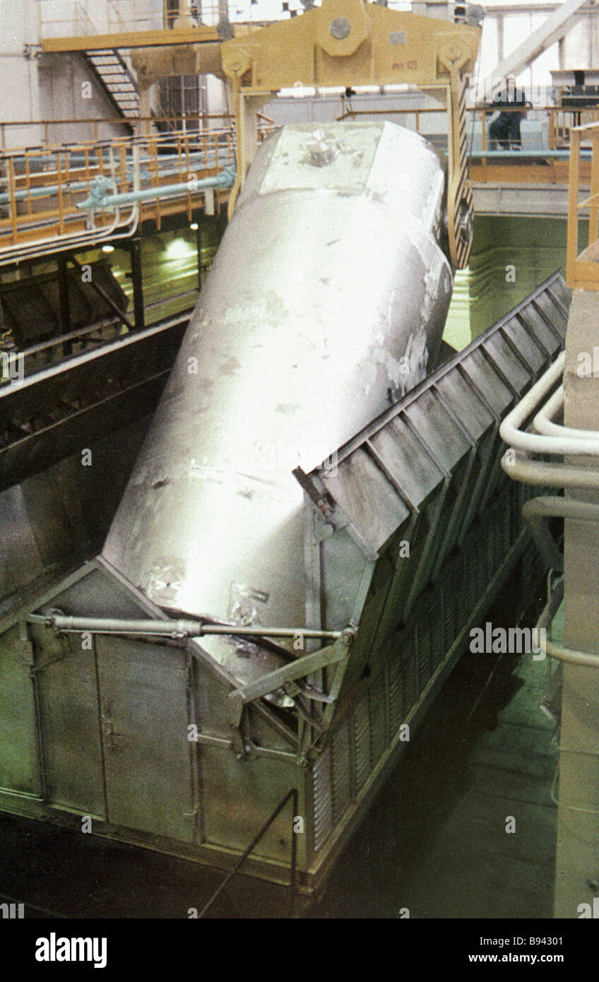 The removal of a transport cask with nuclear waste from the railway ...
