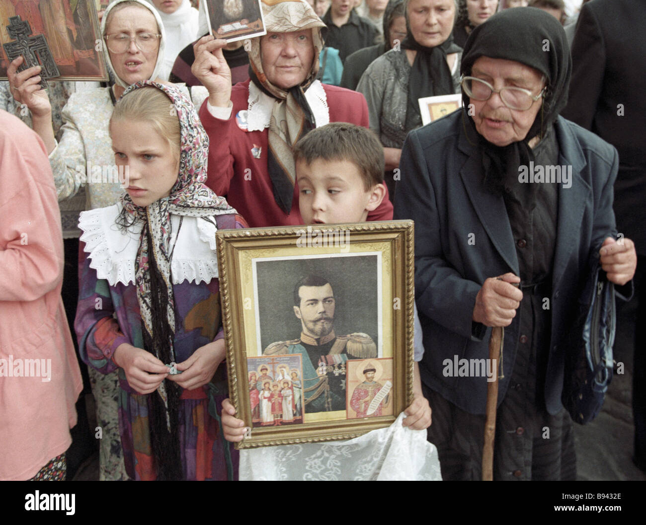 Children with the Nicholas II portrait participate in the funeral ...