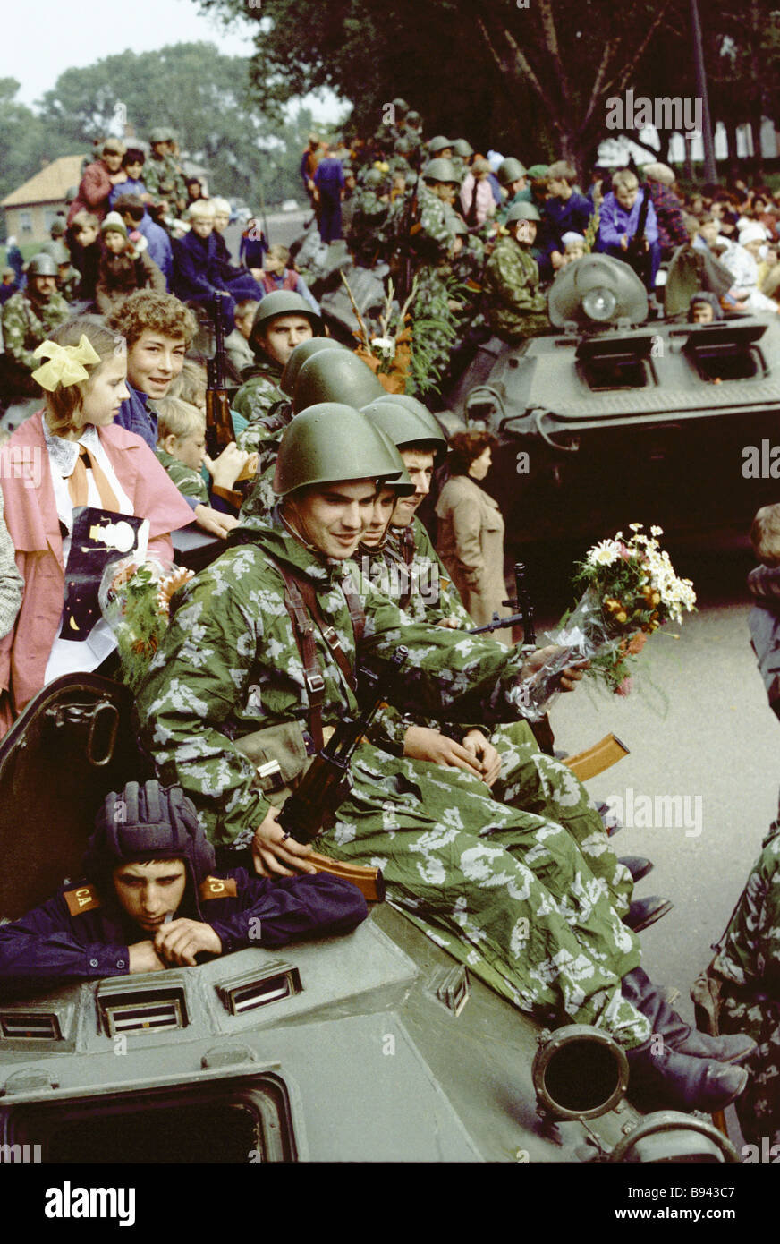 West 81 wargame participants talking with Polotsk city folk Stock Photo ...