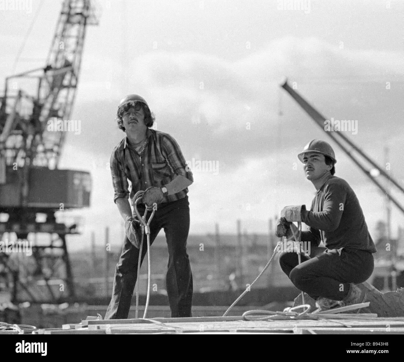 Igarka Port dockers loading timber Stock Photo - Alamy