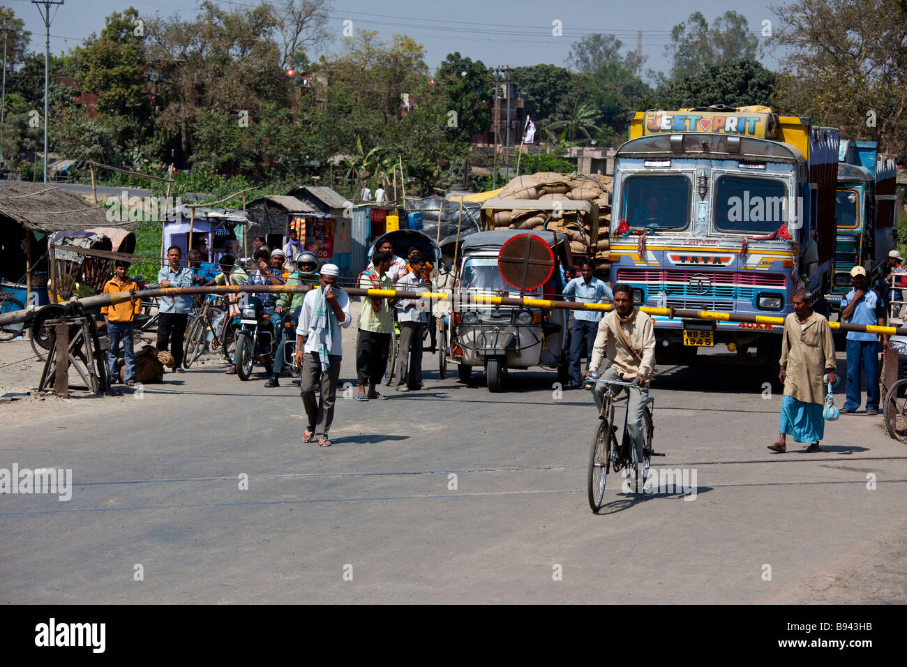 India railway crossing hi-res stock photography and images - Alamy
