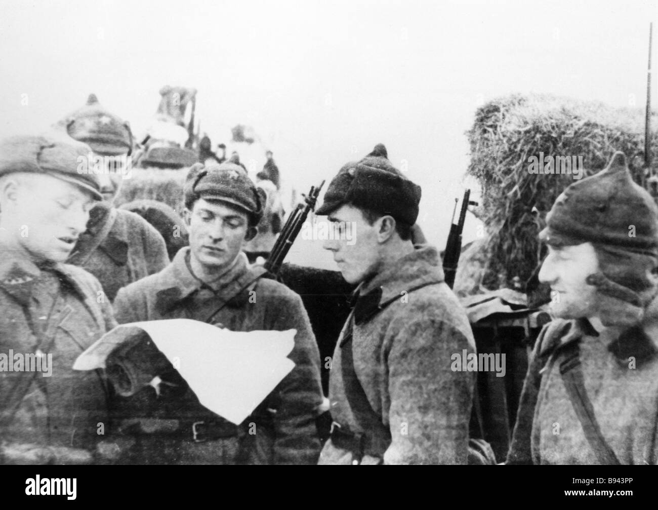 Red Army soldiers read newspaper Stock Photo - Alamy