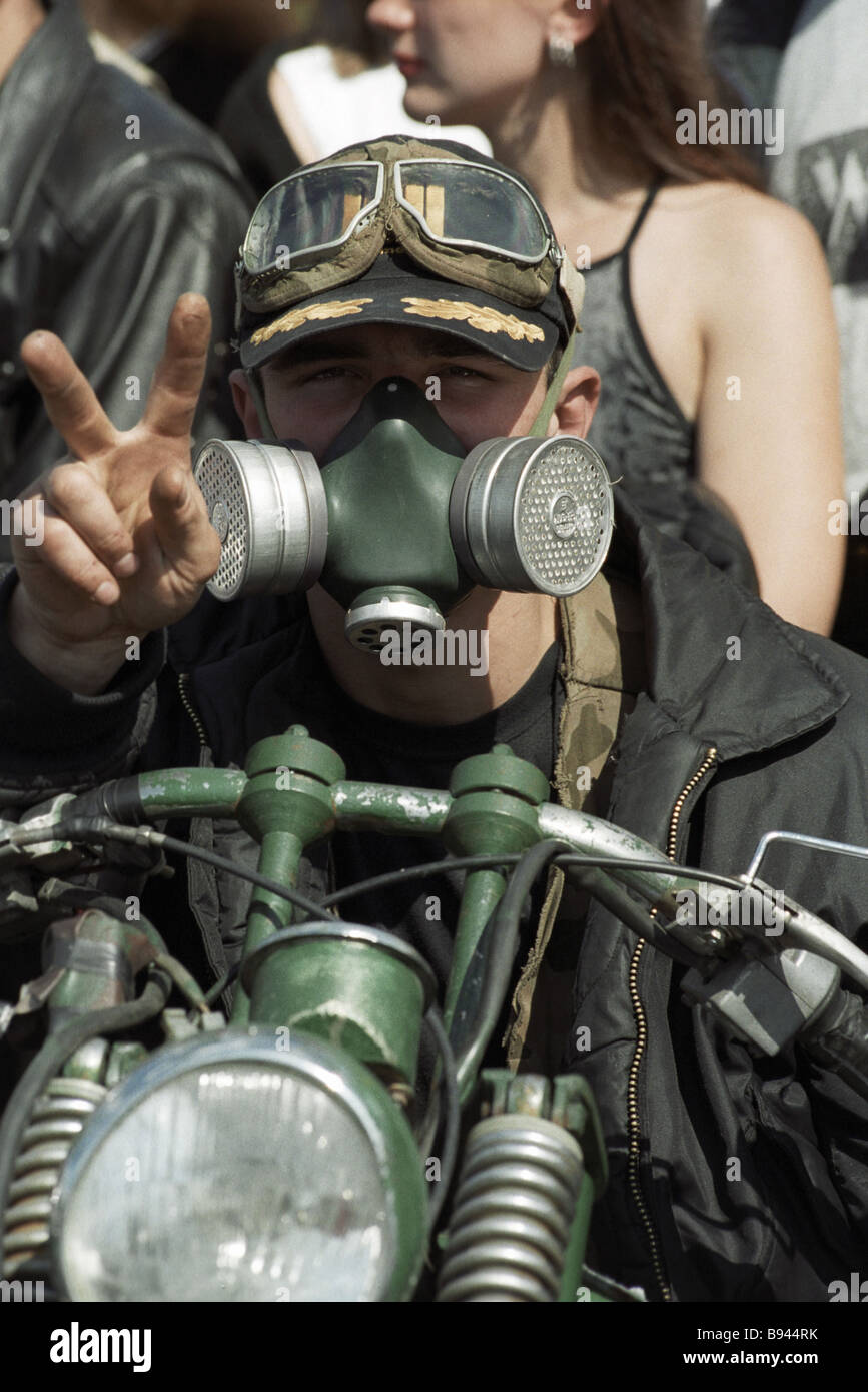 Participant in the bike show wearing a gas mask Stock Photo - Alamy
