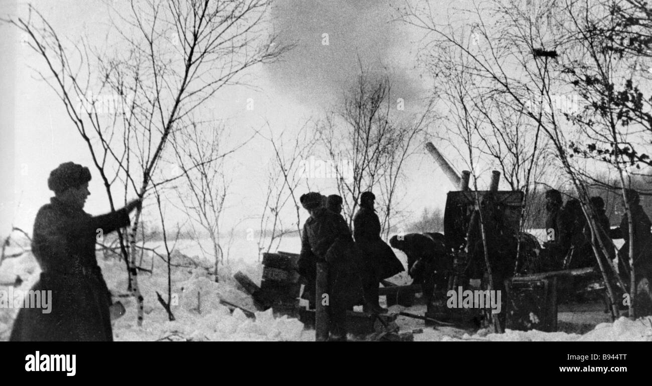 Heavy howitzer crew firing at enemy positions during the Great ...