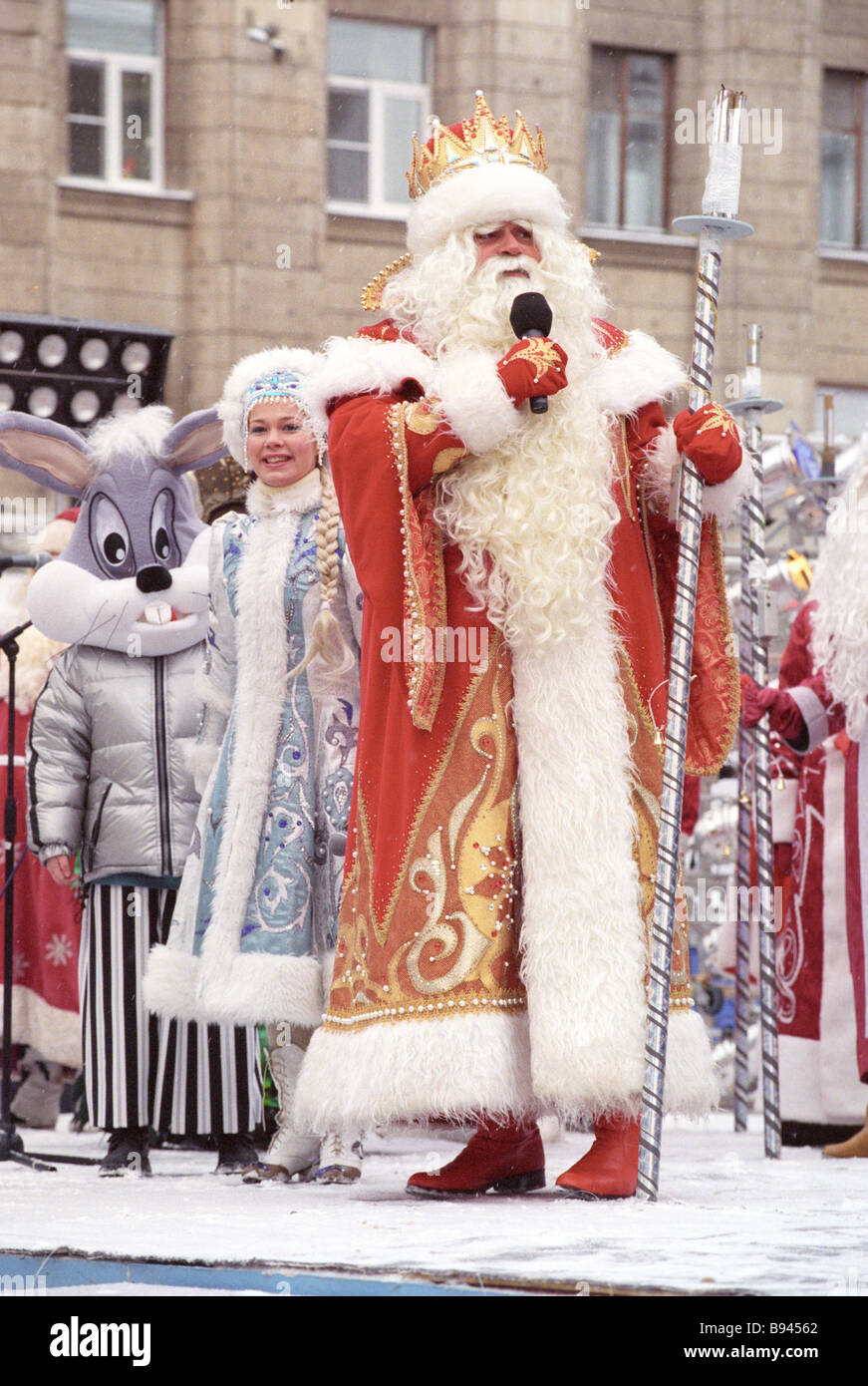 Father Frost and his granddaughter Snow Maiden congratulate Moscow ...