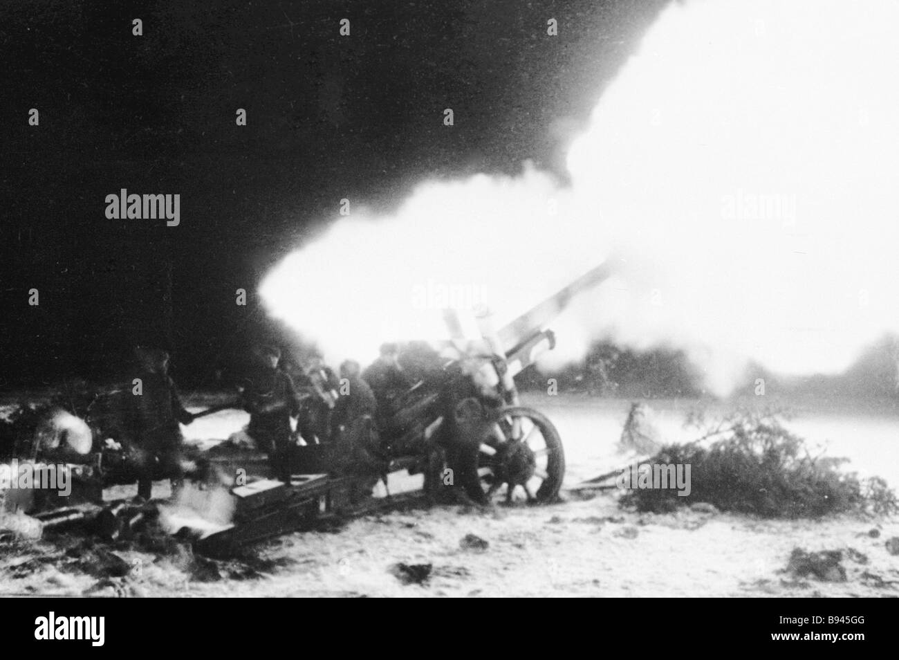 Artillery fire against the enemy Stock Photo - Alamy