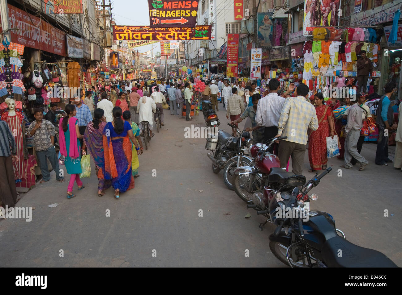 Indian people in a shopping area of the old city of Varanasi Stock ...