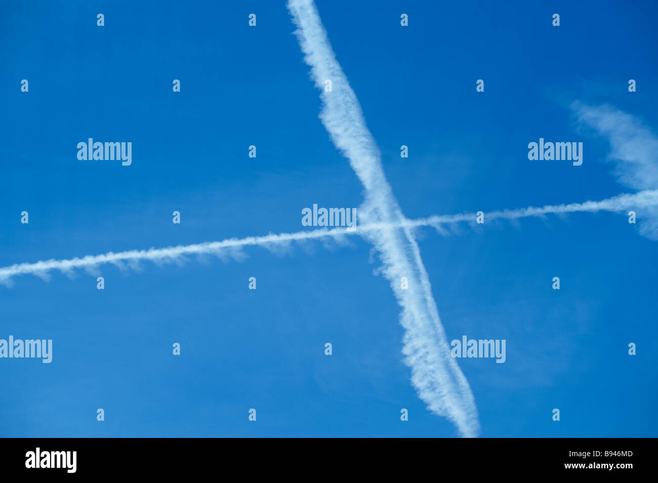 Aeroplanes contrails hi-res stock photography and images - Alamy