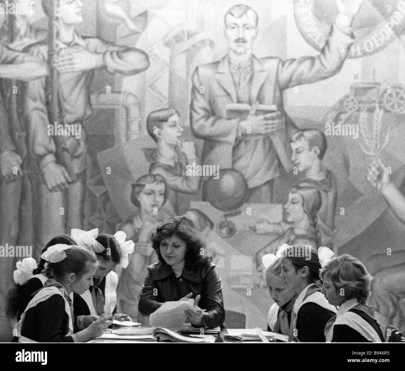 A historian talking to children in the Spartacus WWII Resistance ...