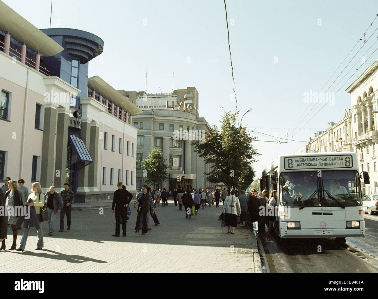 People getting in a bus at a bus stop in the downtown Stock Photo - Alamy
