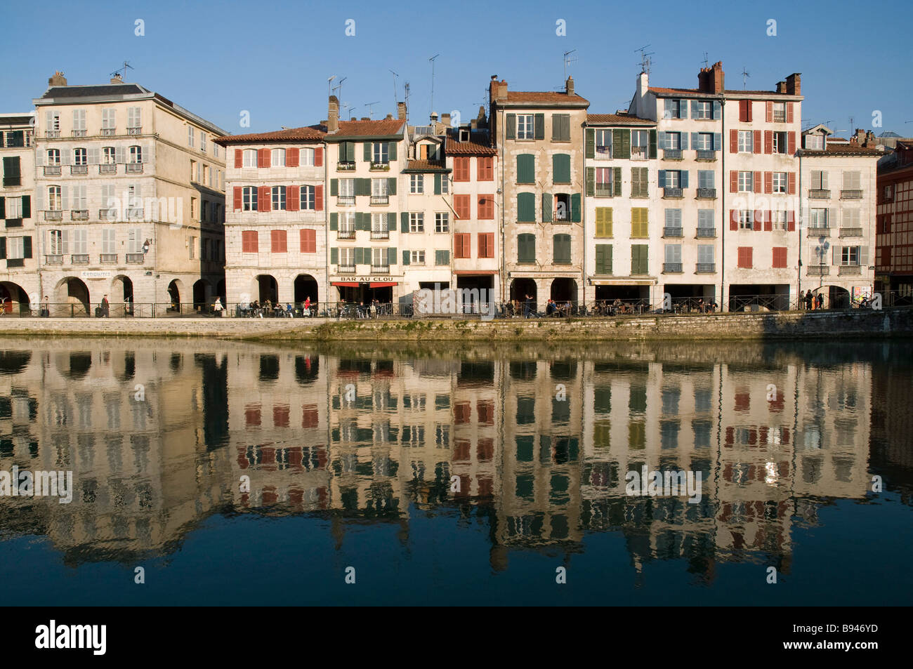 Buildings of "Petit Bayonne" reflecting in Nive river Stock Photo - Alamy