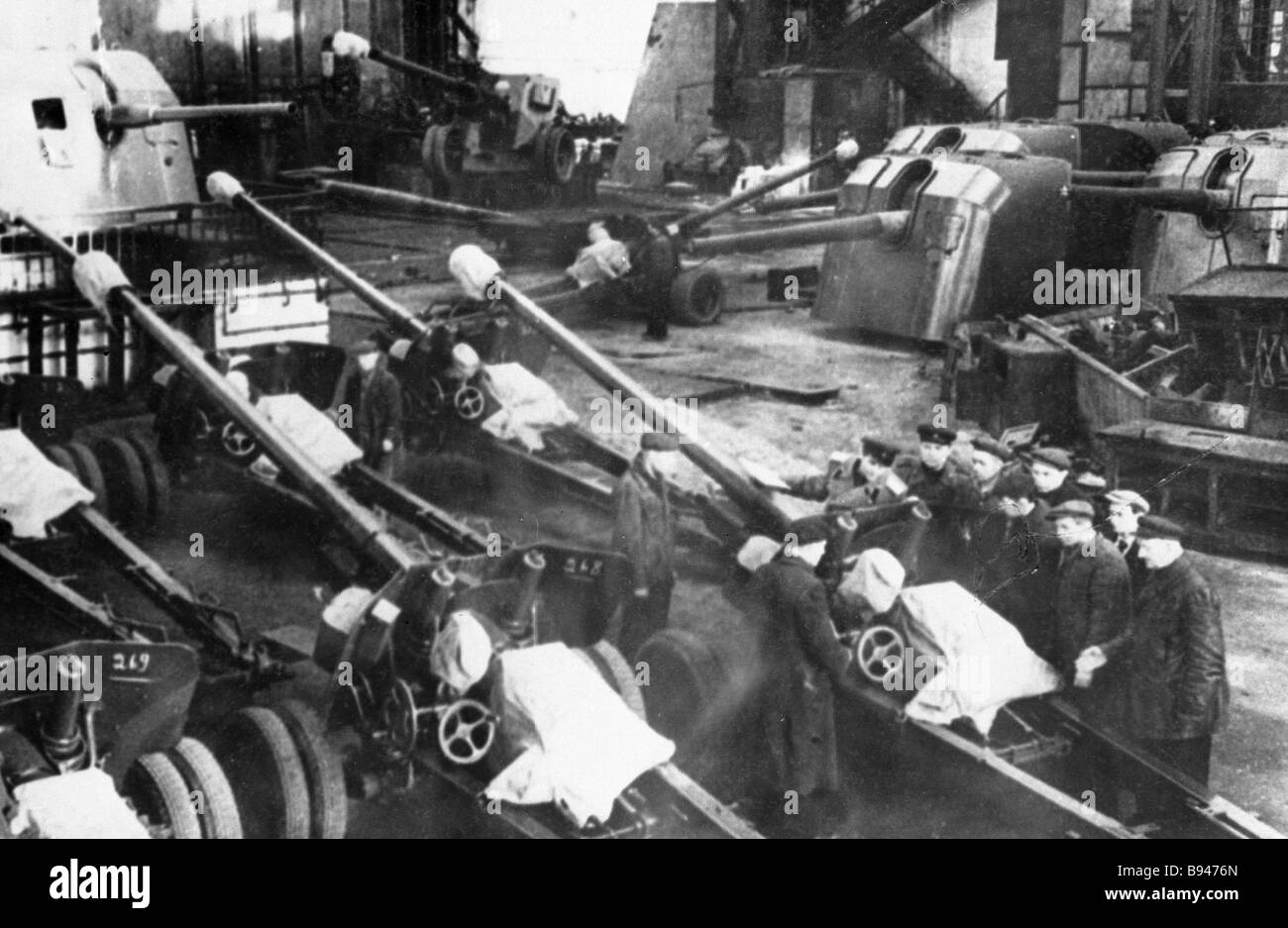 A military commission inspects 100 mm cannons designed by Grabin before ...