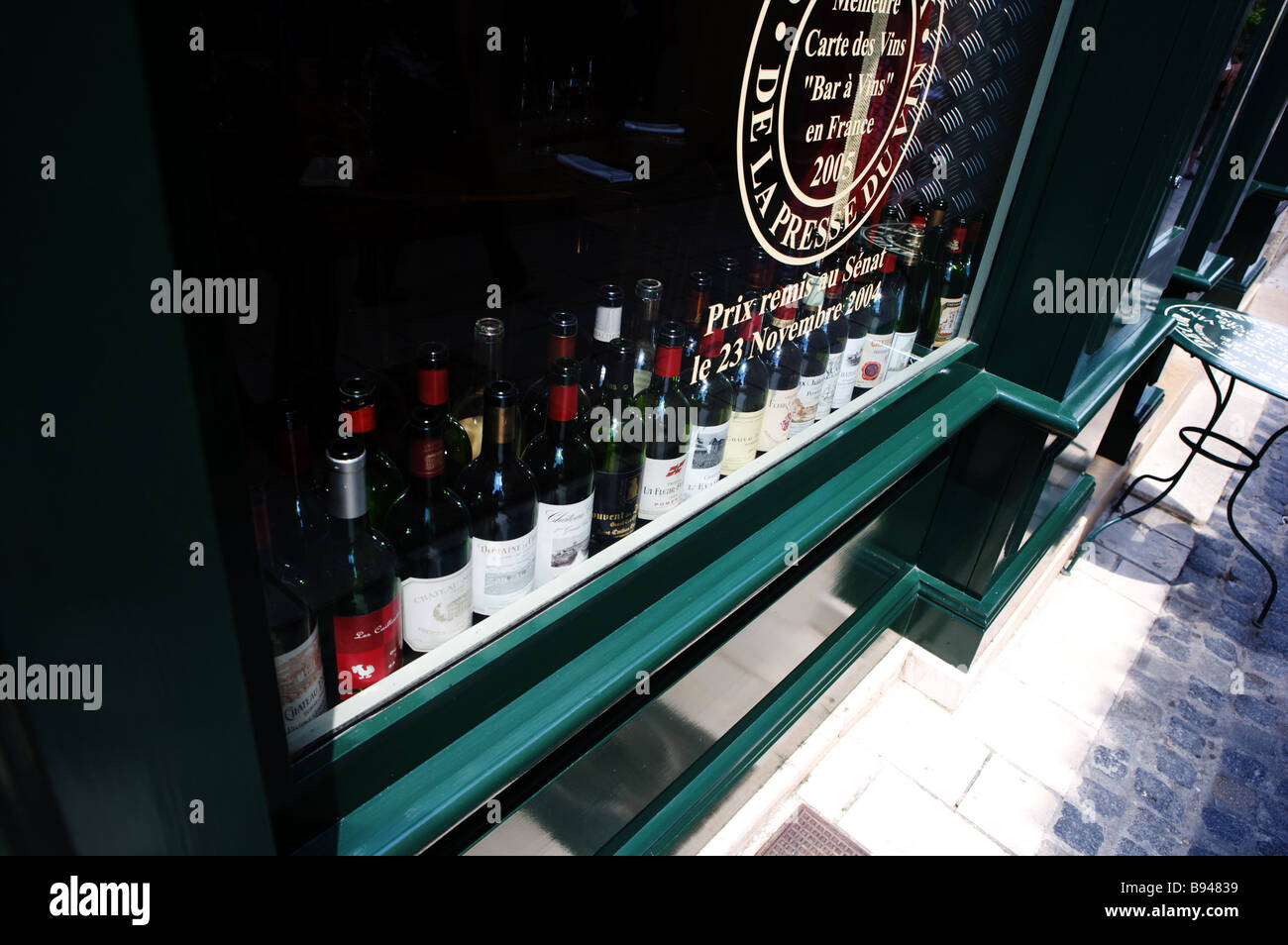 A shop window with bottles of wine on the window ledge Stock Photo - Alamy