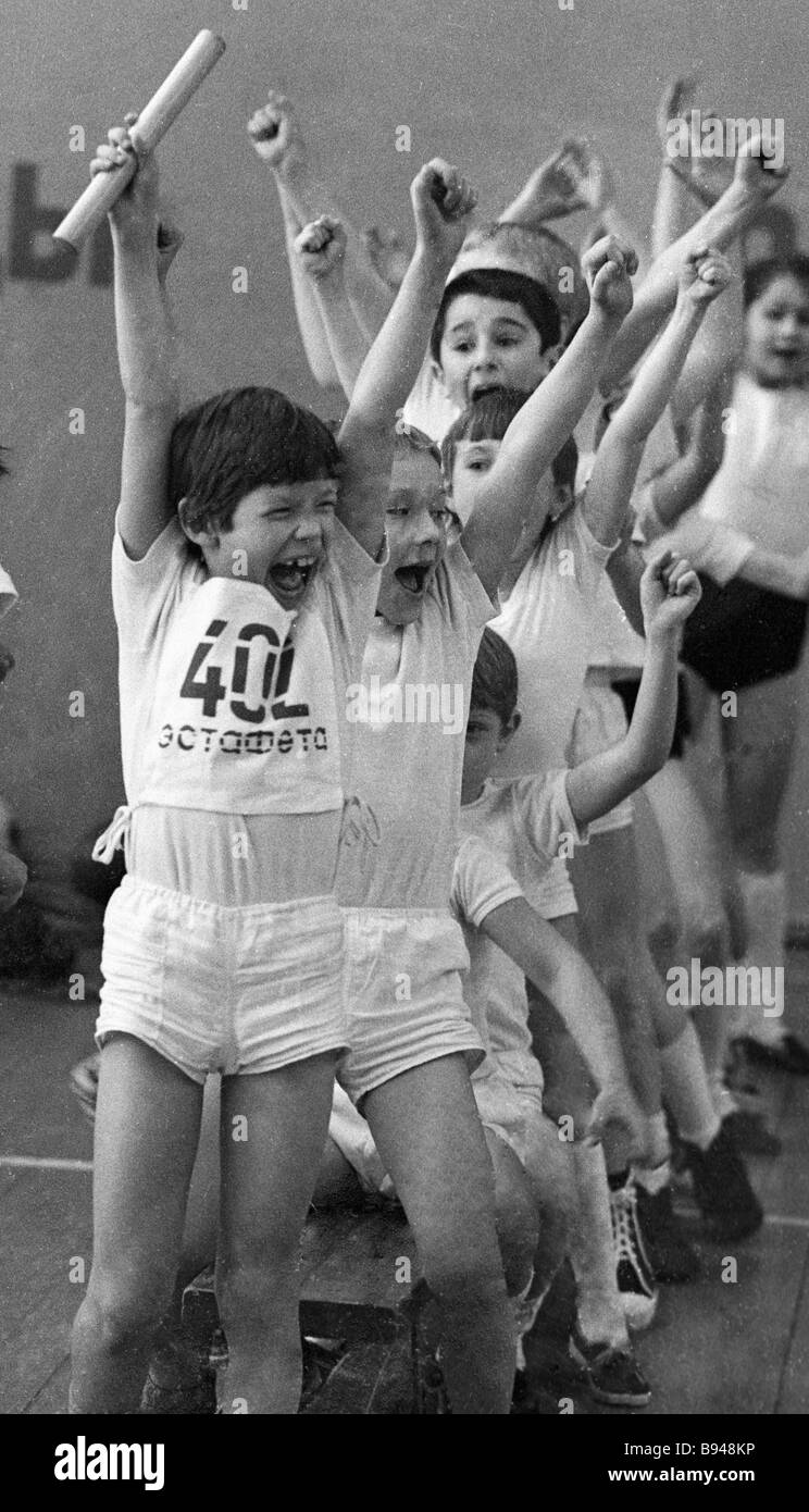 Pupils from school 402 in a sports class a funny relay Stock Photo - Alamy