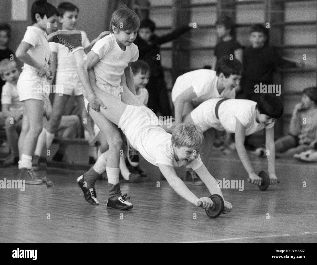 Pupils from school 402 in a sports class a funny relay Stock Photo - Alamy