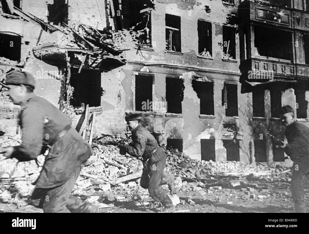 Soviet soldiers fighting in Poznan Stock Photo - Alamy