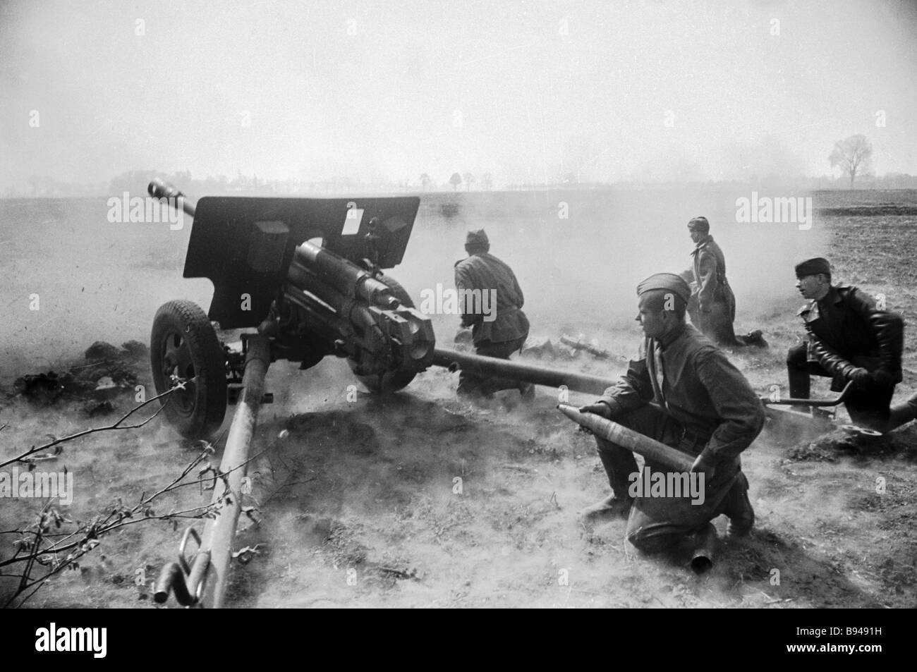 Artillerymen fighting in Berlin s outskirts The 1st Byelorussian Front ...