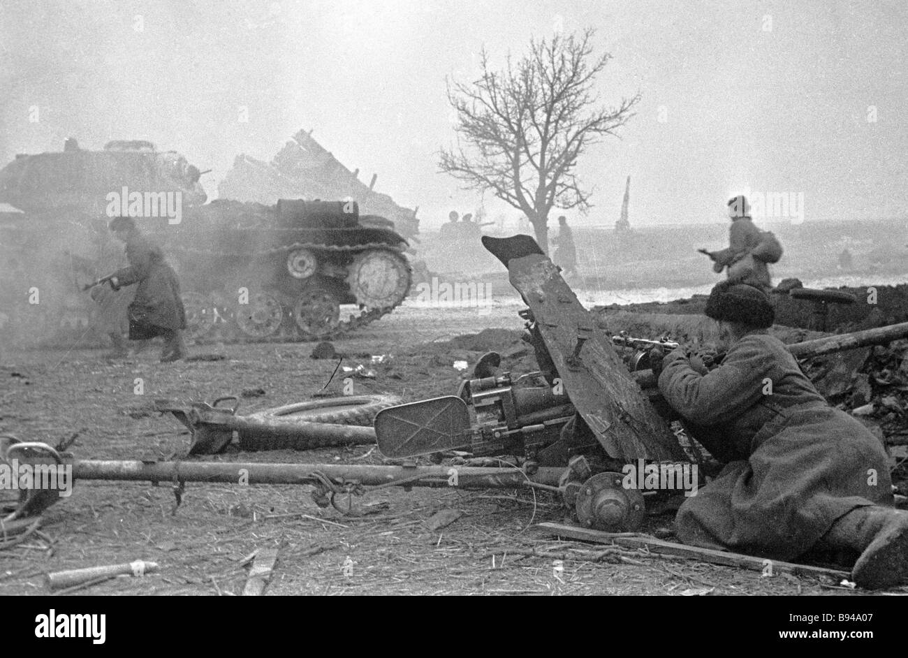 Soviet soldiers fighting in Warsaw s oustkirts The 1st Byelorussian ...