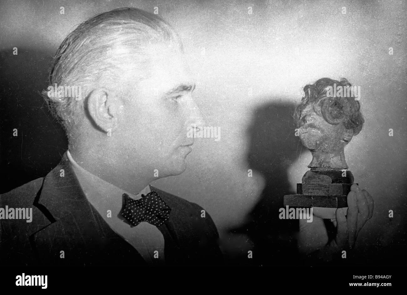 U S prosecutor Thomas Dodd holds severed human head evidence against ...