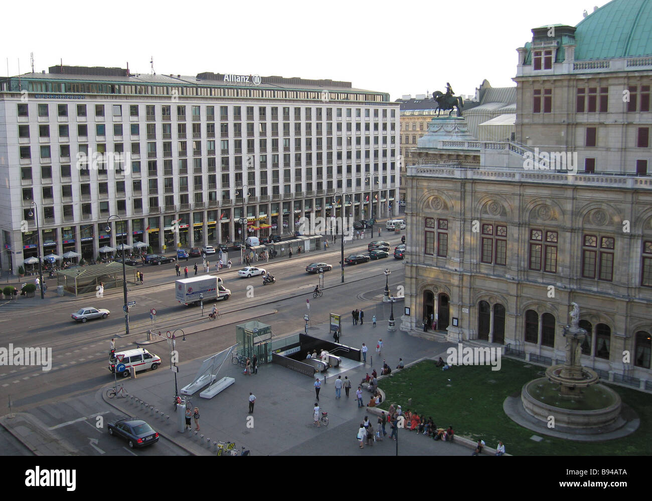 The square in front of the Vienna National Opera House Stock Photo - Alamy