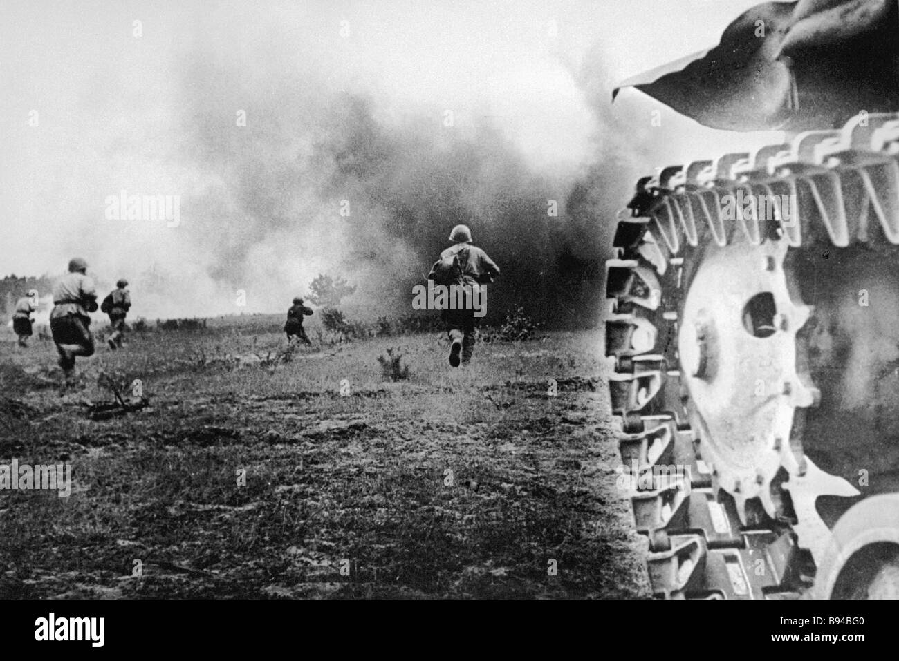 Red Army soldiers attack the enemy Stock Photo - Alamy