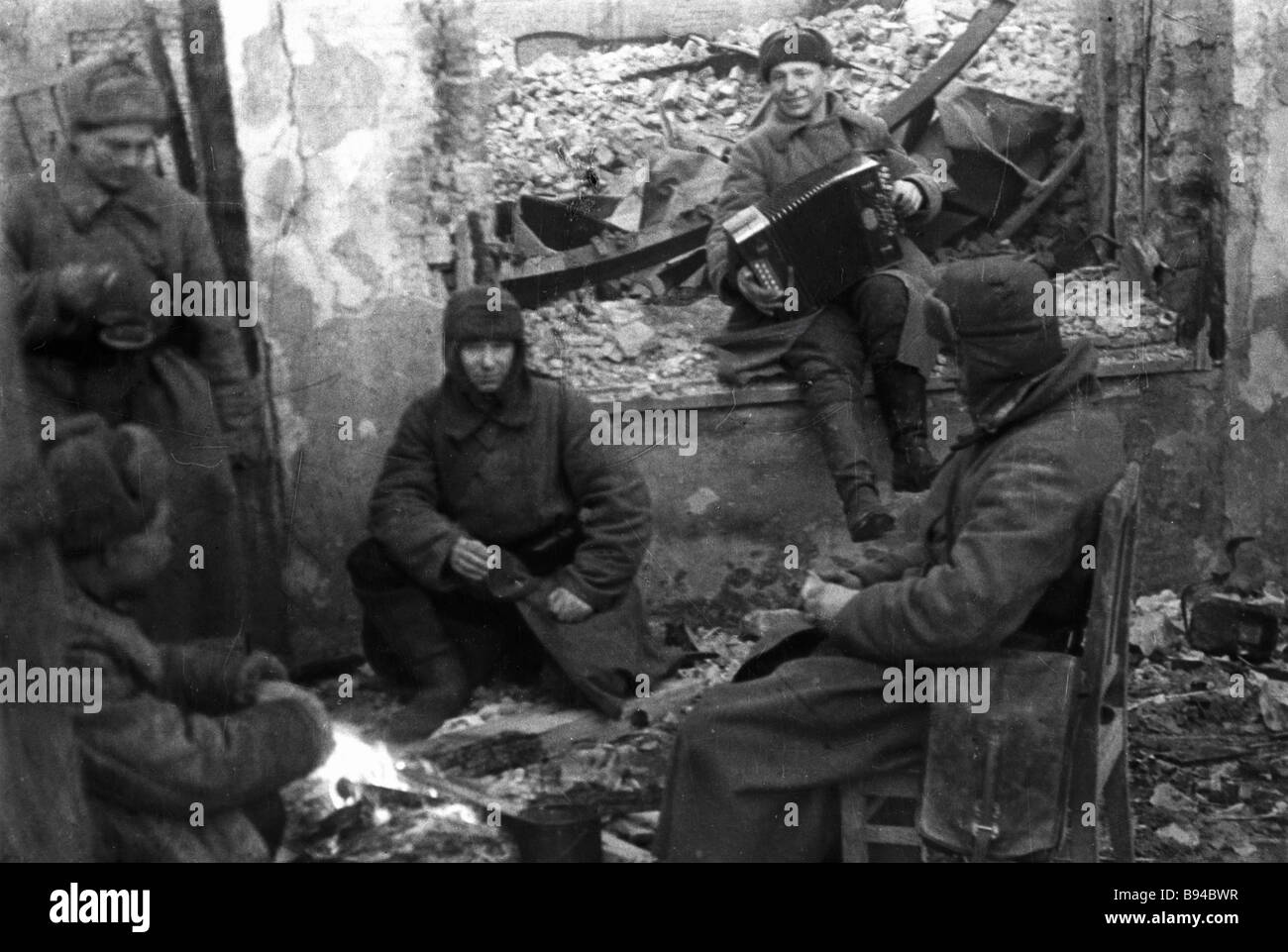 Soviet soldiers having rest after Vyazma s liberation Stock Photo - Alamy