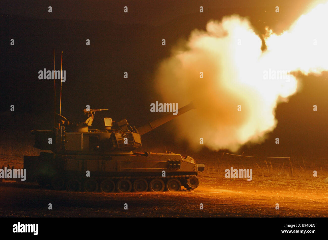 An M 109 self propelled howitzer in action Stock Photo - Alamy