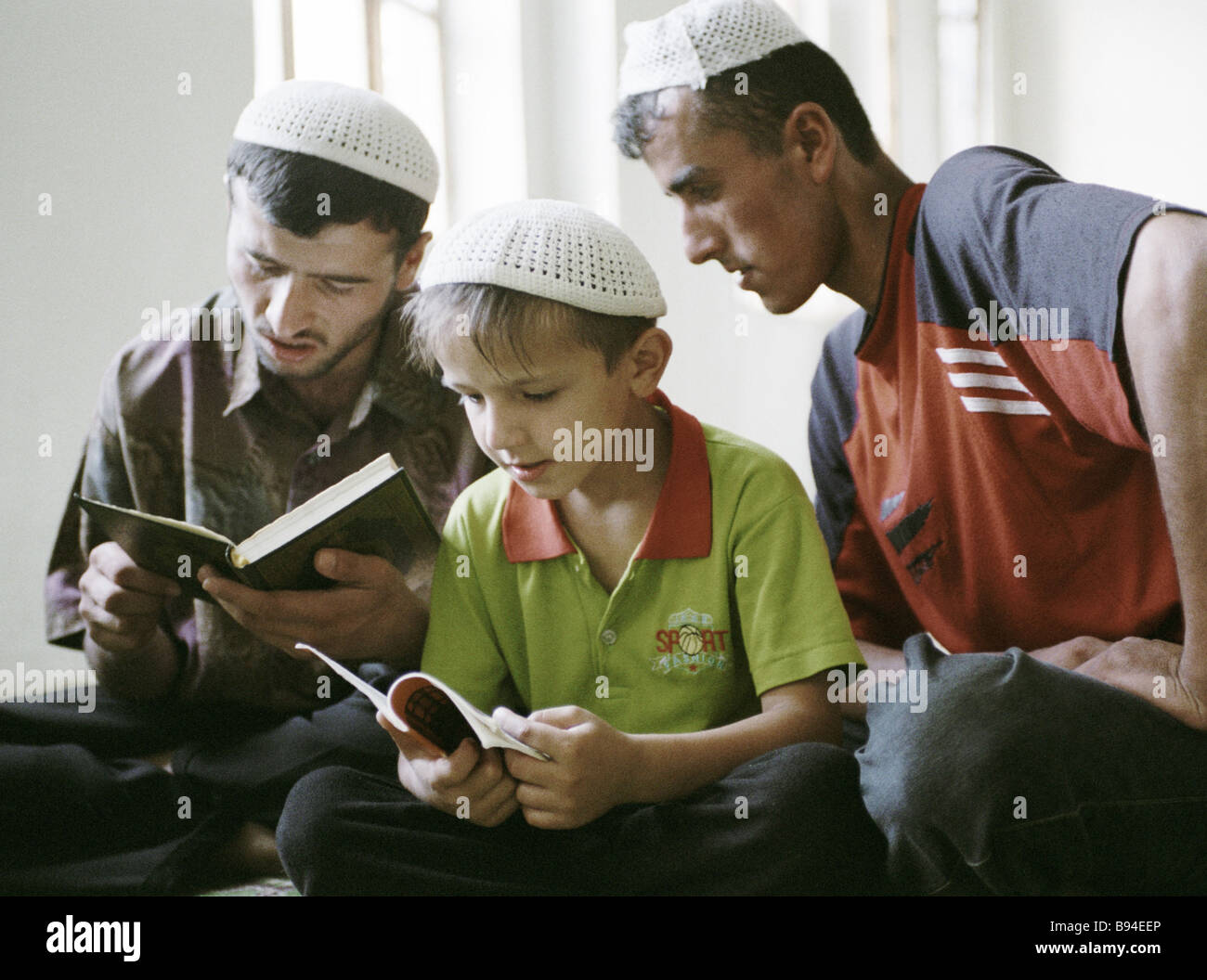 Muslim believers reading the Koran Stock Photo - Alamy