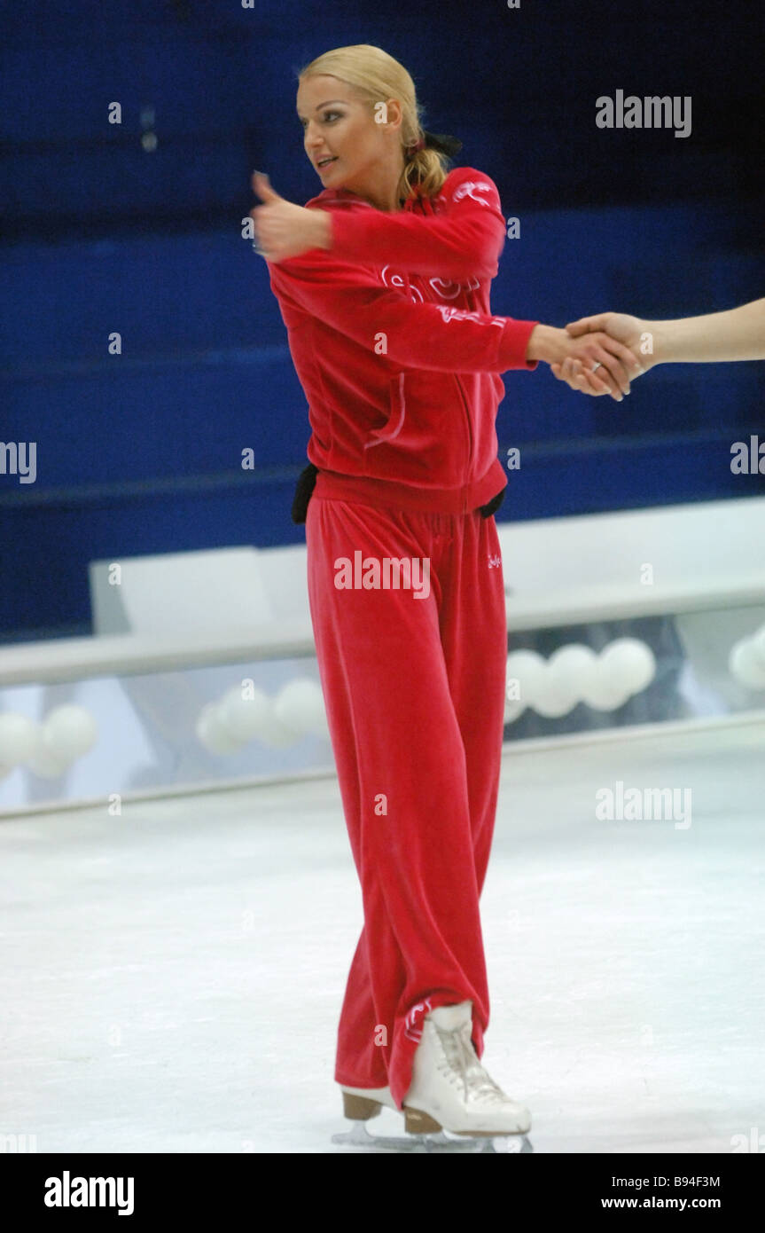 Ballet dancer Anastasia Volochkova training for the Ice Period show ...
